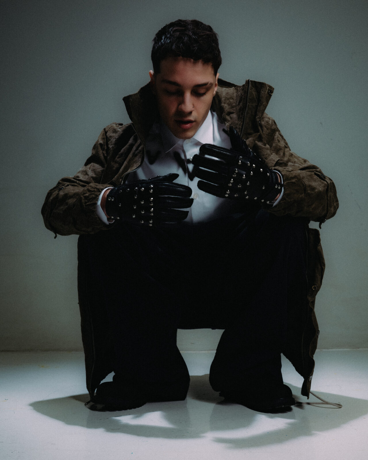 Ares julkaisi ennakkoon kultaa striimanneen albumin APATHIA